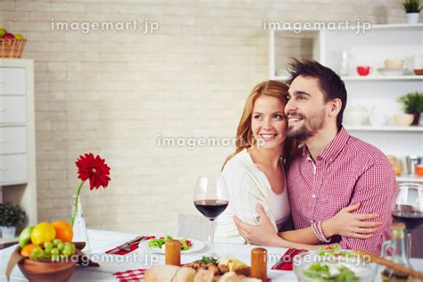 Couple Embracingの写真素材 90941071 イメージマート