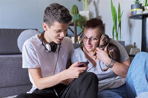 행복한 이야기 엄마와 십대 아들 부모와 아이 앉아 집에서 바닥에 2명에 대한 스톡 사진 및 기타 이미지 2명 가정 생활 가족 Istock