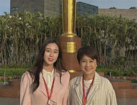 四太梁安琪带老母亲马来度假，梁妈妈出镜好贵气，祖孙仨吃路边摊