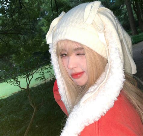 鞠婧祎金色卷发好似真人芭比 对镜眨眼灵动甜美 搜狐大视野 搜狐新闻