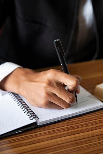 남성 핸드 플래너 매일 약속을 쓰는 달력 책 집에서 작업 공간 남자 계획과 사무실 책상의 다이어리에 표시된 일정 25 29세에 대한 스톡 사진 및 기타 이미지 Istock