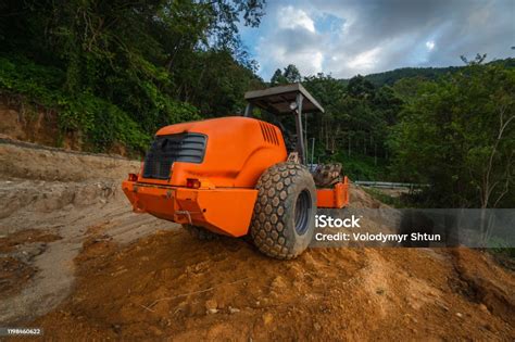 진동 패드 풋 드럼 토양 압축기 고속도로 건설 현장에서 작업하는 중장비 기계 토양 다짐용 차량 도로 건설 장비 포장 도로의 다짐 개발에 대한 스톡 사진 및 기타 이미지