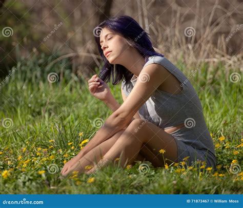 Mujer Joven Que Se Sienta En Un Campo Imagen De Archivo Imagen De