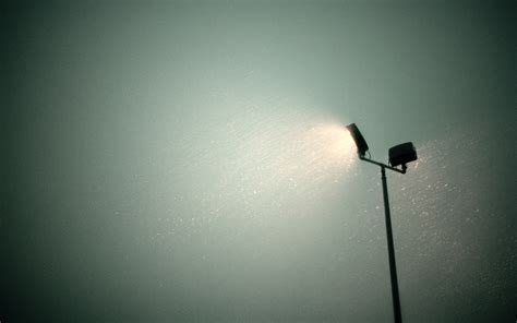 배경 화면 햇빛 가로등 화이트 검은 반사 하늘 비 녹색 조명 모양 어둠 대기 현상 지구의 분위기