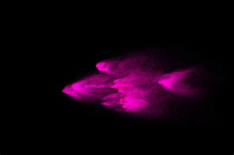 보라색 컬러 파우더 폭발 구름 검은 배경에 고립 어두운 배경에 고립 된 보라색의 근접 촬영 먼지 입자 스플래시 검은색에 대한 스톡 사진 및 기타 이미지 Istock