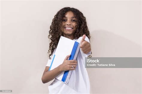 학교에 가는 것에 대한 흥분을 보여주는 여학생의 초상화 엄지손가락을 치켜세우는 소녀 8 9 살에 대한 스톡 사진 및 기타 이미지