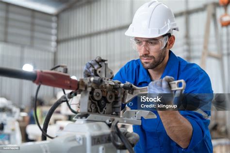 공장에서 렌치 공구 수리 로봇 팔 용접기를 사용하는 남성 엔지니어 로봇 산업에서 일하는 유니폼을 입은 기술자 자동화 로봇 산업에 대한 스톡 사진 및 기타 이미지 Istock
