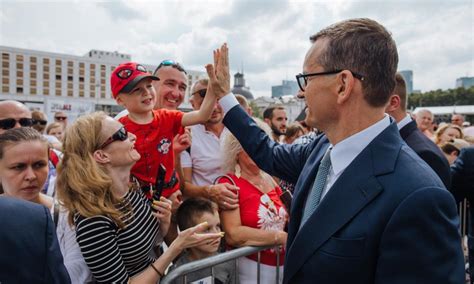 Premier Morawiecki opublikował grafikę zestawiającą ofertę PiS i PO