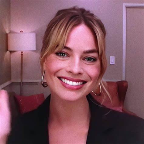 Margot Robbie Scrolller