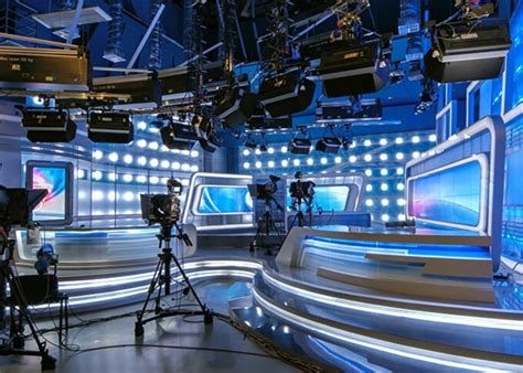 بالفيديو ما حصل معها غير متوّقع مُقدّمة برامج لبنانيّة أوقفت