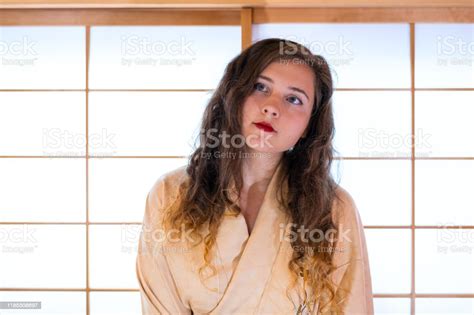 기모노 의상을 입고 백인 여성과 슬라이딩 도어 창을 가진 전통적인 일본 가옥 가정의 방에 대한 스톡 사진 및 기타 이미지