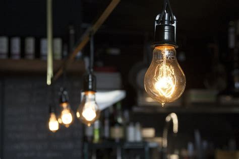 Ce trebuie să faci ca să închei un nou contract pentru energia electrică ANRE arată pașii de