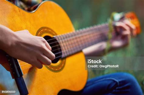 여자의 손에 어쿠스틱 기타 연주의 클로즈업 Classical Concert에 대한 스톡 사진 및 기타 이미지