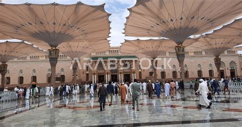 الأجواء والنفحات الروحانية تجمع الزوار في ساحة المسجد النبوي الشريف في