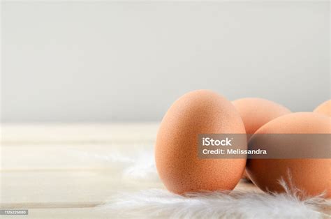 나무 흰색 배경에 흰색 깃털과 닭 계란 건강 한 영양분이 있는 음식 부활절 구성입니다 공간에 복사 합니다 0명에 대한 스톡 사진