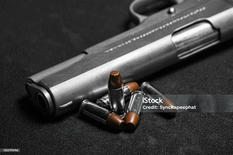 검은 배경에 실제 총알 탄약 머리와 자동 흰색 총 스테인레스 스틸 권총 무기 모델 M1911 0명에 대한 스톡 사진 및 기타