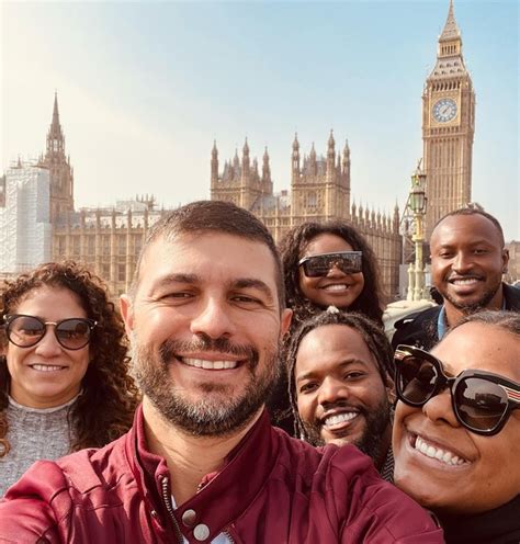 Thiaguinho aproveita folga em Londres após maratona de shows Casa e Jardim Viagem