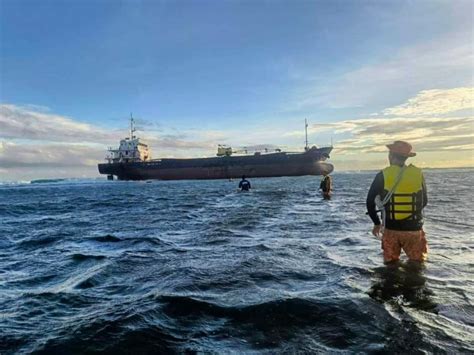 14 Na Tripulante Nailigtas Ng PCG Sa Sumadsad Na Cargo Vessel Ang