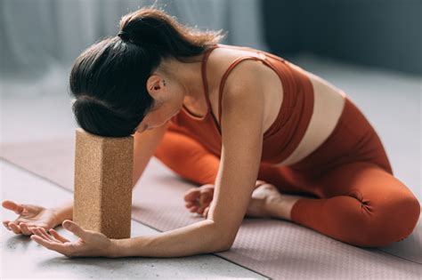 운동하는 동안 지원을 위해 요가 블록을 사용하는 아시아 여성 요가에 대한 스톡 사진 및 기타 이미지 요가 요가 블록 지원