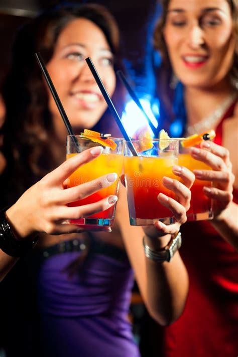 Les Gens Avec Des Cocktails Dans Le Bar Ou Le Club Photo Stock Image