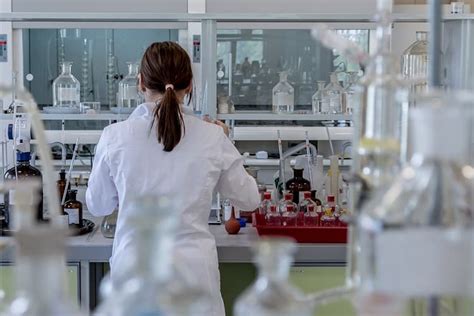 जानें हाइड्रोसील के लक्षण कारण जांच इलाज और बचाव Hydrocele Causes