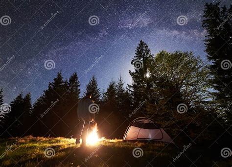 野营在旅游帐篷附近的男性远足者enjoyng夜在营火在蓝色满天星斗的天空和银河下 库存图片 图片 包括有 本质 全能 138334439