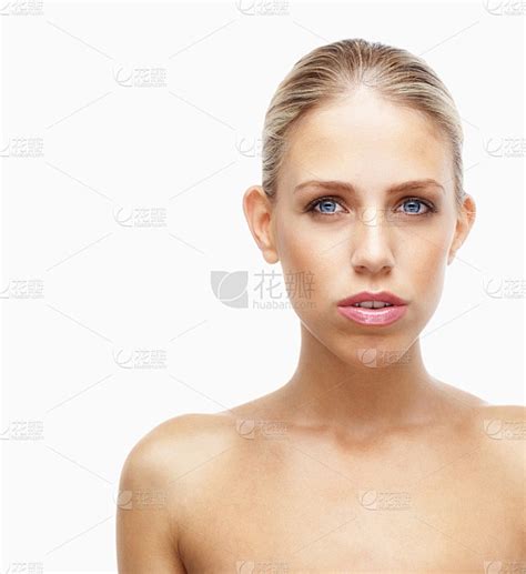 年轻的半裸女子孤立的白色背景