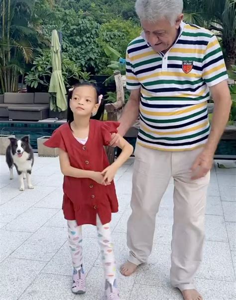 钟丽淇与老公单独吃饭浪漫庆生 夫妻俩齐心照顾患基因病的女儿