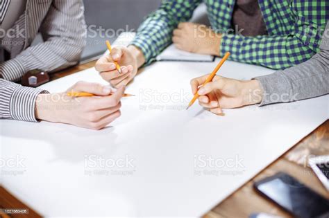 새 프로젝트에서 작업 하는 손의 3 개의 쌍의 근접 촬영 계획의 도면입니다 건물 외관에 대한 스톡 사진 및 기타 이미지 건물 외관 건설 산업 건설업자 Istock