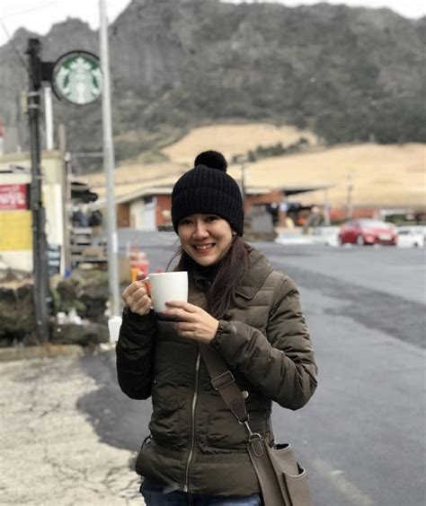 Pose Seksi Tante Ernie Saat Minum Wine Dan Jus Buah