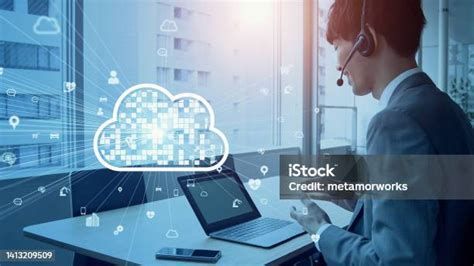 แนวคิดการทํางานระยะไกล คลาวด์คอมพิวติ้ง ระบบอัตโนมัติในบ้าน อินเทอร์เน็ตของสรรพสิ่ง เคร ภาพสต็อก