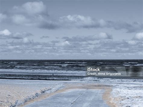2018년 겨울 리가 만 기슭의 유르말라의 눈 덮인 해변에서 끝없이 펼쳐진다 0명에 대한 스톡 사진 및 기타 이미지 Istock