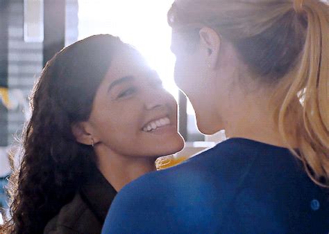 Lucy And Kate Ncis Hawaii 2x15 Lucy And Kate Mangeur Detoiles