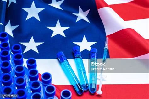 백신 미국은 고립 보호 독감 바이러스와 코로나 바이러스에 대한 바늘과 의료 주사기 미국 국기 배경에 대한 코비드 예방 접종