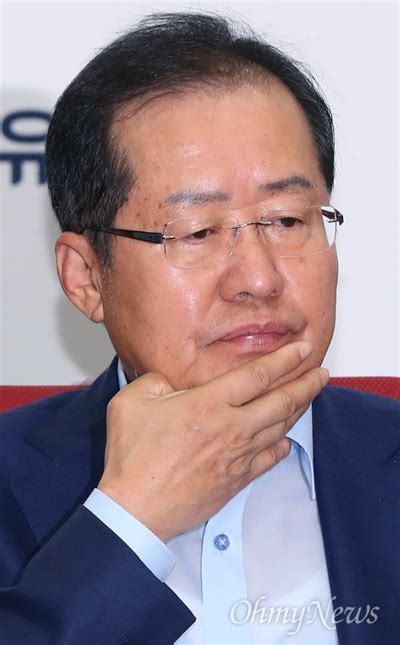 자유한국당 홍준표 대표가 10일 오전 서울 여의도 당사 오마이포토