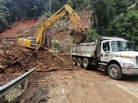 MOP trabaja en el despeje de vías afectadas por las lluvias en Bocas del Toro