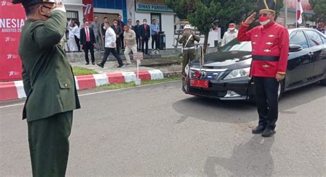 WALI KOTA BITUNG INSPEKTUR UPACARA HUT KE KEMERDEKAAN RI