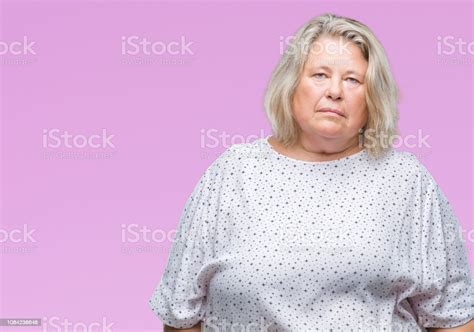 수석 플러스 우울 격리 된 배경 위에 크기 백인 여자 하 고 울고 분노 하 고 무서 워 하는 고통에 대 한 걱정 슬픈 식입니다