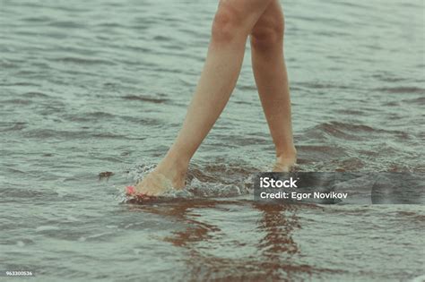 여자 벌 거 벗은 발 여름 해변에서 산책 바다 물과 모래의 해변 여행 컨셉에 산책 개념에 대한 스톡 사진 및 기타 이미지