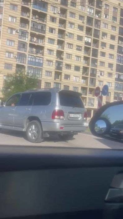 «Дорожные войны Парень на «Лексусе остановился посреди дороги