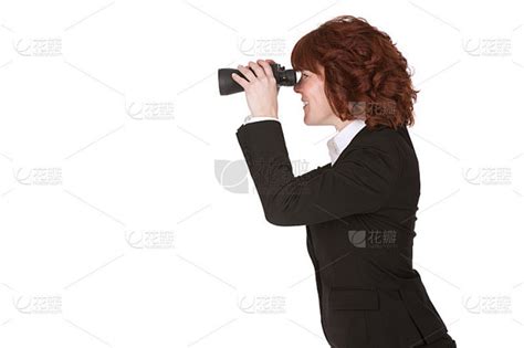 女商人用望远镜看东西
