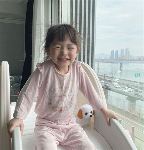 문희율 잼잼이 Jamjam Memposting Di Instagram “미끄럼틀을 너무 많이 탔나 정전기가 났쨈😯😮잼잼이