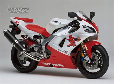 The Yamaha Yzf R1 Turns 25 History Of The Yzf R1 Mcnews