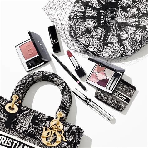 W Korea 광고 크리스챤 디올 뷰티에서 빛의 도시 파리를 담은 디올 하우스의 시그너처 디자인 ‘플랑 드 파리 Plan De Paris 에서 영감 받은 ‘new