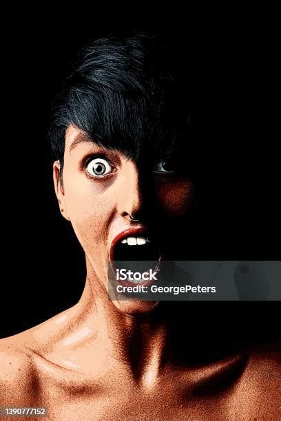 두려운 표정을 가진 여자 무서움에 대한 스톡 벡터 아트 및 기타 이미지 무서움 여자 겁먹은 Istock