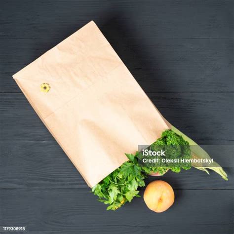 검은 나무 배경에 과일과 다양한 음식과 야채의 전체 종이 가방 재활용품의 에코 패키지 개념 0명에 대한 스톡 사진 및 기타 이미지 Istock