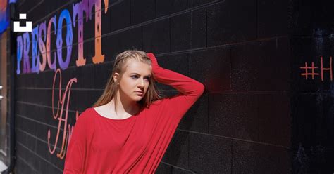 머리에 손을 얹고 벽에 기대어 있는 여자 사진 Unsplash의 무료 프레스콧 애리조나 이미지