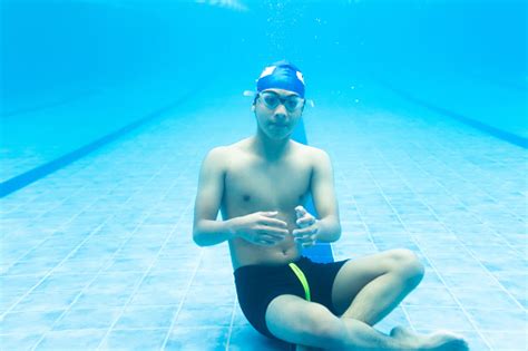 히스패닉 젊은 십대 남자 수영 선수 멕시코 수영장에서 수영 수중 훈련에서 모자를 쓰고 라틴 아메리카 14 15 살에 대한 스톡 사진 및 기타 이미지 Istock