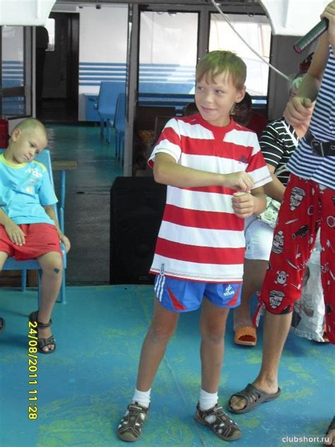 Мальчик в полосатой майке и шортах Шорты фото