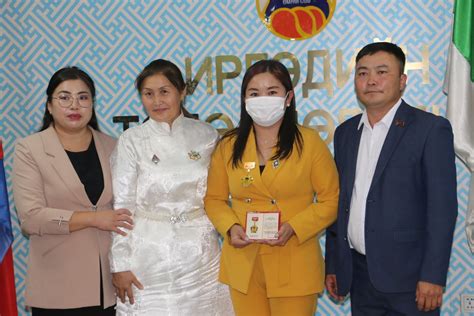 Багш ажилчдыг шагнаж урамшууллаа